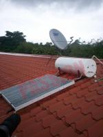 China 100L 150L White Tank Solar Powered Water Heater Blue Film Coating Solar Collector for sale