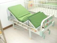 China Metal Punching Bed Surface Double Crank Children Hospital Baby Beds with 2 Functions (ALS-BB011) for sale