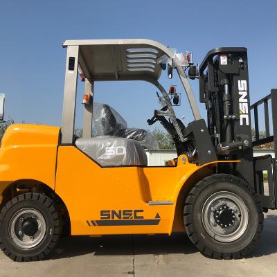 China 5 Ton Forklift with Lifting Height 3-7m and Adjustable Cab Location for sale