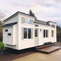 China Caravan Trailer Prefab Tiny Homes House Anti Earthquake 45m2 Portable for sale