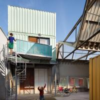China Residential Ready Made Container Homes 4 - 5 Pieces Glass Door  With The Yards for sale
