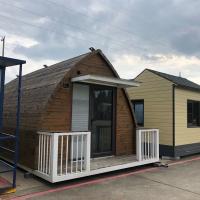 China Anticorrosive Wood Structure 2 Persons 27m2 Small Prefab Off Grid Cabin for sale