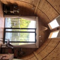 China Anticorrosive Wood Structure 2 Persons 27m2 Small Prefab Off Grid Cabin for sale