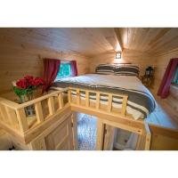 China 2 Bedrooms Prefabricated Trailer Mobile Light Steel Wooden Tiny House On Wheels for sale