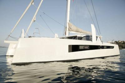China Modern Minimalist Sporty Style Catamaran Sail Boat Luxury For Ocean Exploration for sale