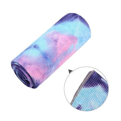 China Custom Suede Microfiber Non Slip Foldable Yoga Towel Silicone Grip Nubs With Zipped Corner for sale