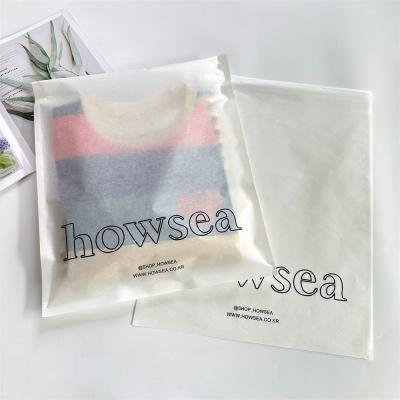 China As Customized Sizes Custom Paper Bags with Self Adhesive Seal and Smooth Surface Finish for sale