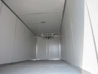 China 4T Loading Light Refrigerator Truck , Diesel Freezer Refrigerated Truck for sale