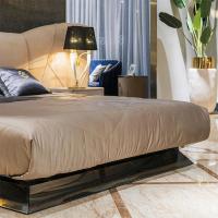China Luxury Modern Italian 1.8*2 Custom Size Queen King Double Bed Up-Holstered with Metal Frame Fabric Leather for Villa Home House for sale