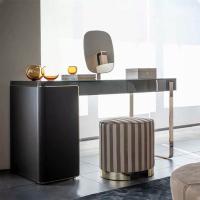 China MOYI Nordic Simple Wood Frame Metal Leg Dresser Dressing Table With Mirror Hotel Bedroom Makeup Vanities Furniture for sale