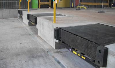 China Hydraulic Heavy Duty Loading Dock Leveler With Anti Skid Checkered Plate Platform for sale