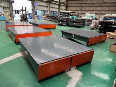 China Customizable Powder Coated Loading Dock Leveler with Adjustable Deck Height and Lip Length for sale