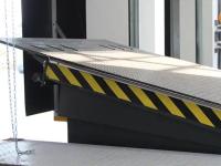 China Electric Motor Mechanical Scissor Lift Vertical Dock Door Levelers Workshop Automatic Dock Plate 25000-40000LBS Safe for sale