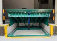 China Electric Motor Mechanical Scissor Lift Vertical Dock Door Levelers Workshop Automatic Dock Plate 25000-40000LBS Safe for sale