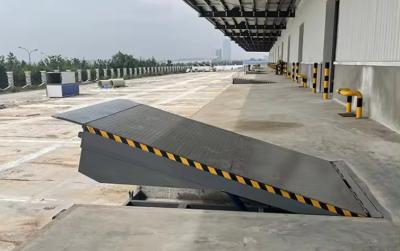 China Mechanical Safe and Efficient Workshop Automatic Dock Plate Dock Door Levelers 25000-40000LBS Safe Design Platform Size Customizable for sale