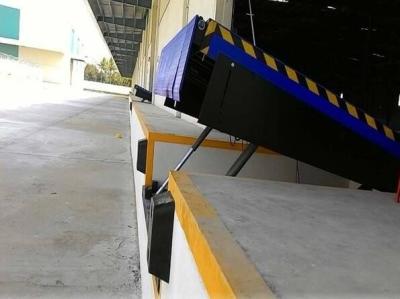 China Hydraulic Driving Loading Dock Leveler Heavy duty Steel  High Volume for sale