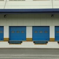 China Wind Load Industrial Overhead Sectional Doors Surface Embossing Anti Breaking for sale