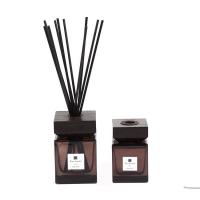China 100ml 200ml Luxury Square Reed Diffuser Glass Bottle With Wooden Cap for sale