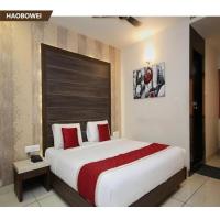 China Wooden Hotel Guest Room Bedroom Furniture Set with Headboard Customizable Size for sale