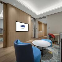 China Fully Assembled Hotel Guest Room Furniture Packages Set Customized Shape for sale