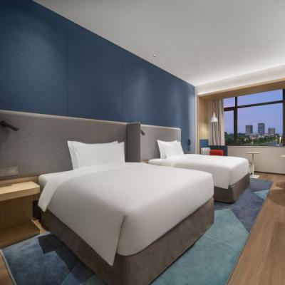 China Custom Hotel Guest Room Furniture Queen Size Paint Finish Bedroom Set for 3-5 Star Hotels for sale