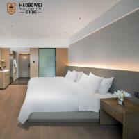 China ISO9001 Wood Hotel Bedroom Furniture Set with Nightstand TV Stand Custom Sizes for sale