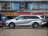 China MPV Second-Hand Toyota Sienna with Naturally Aspirated Engine Type and LED Headlights for sale