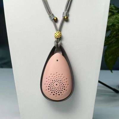 China Wearable Air Purifier with 21-Hour Battery Life and 1 M³ Coverage CE/FCC/RoHS Certified for sale