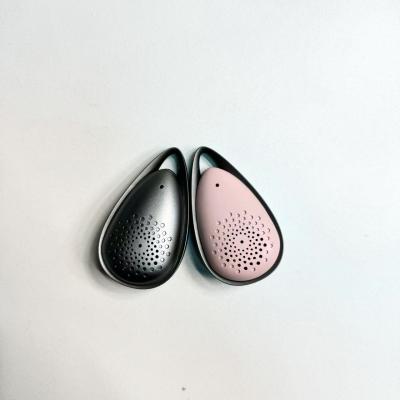 China Long-Lasting Wearable Air Purifier Endurance 21hours And Plastic Wearable Ionizer For Superior Air Filtration for sale