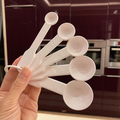 China Multi Size 5 Piece Kitchen Plastic Measuring Spoons Kit For Baking for sale
