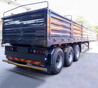 China 3-Axis Sidewall Semi-Trailer Fence-Type Cargo Bulk Trailer with 5.5 Tons Capacity for sale