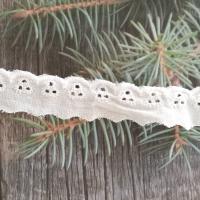China 100% Cotton 2cm Chicken Embroidery Lace Trim with Vintage Sexy Design Water Soluble for Children's Garments for sale