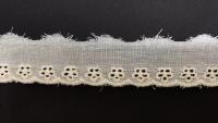 China Vintage Cotton Lace Trim with Scalloped Edge and Middle East Design for Apparel and Home Textile for sale