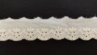 China Vintage Middle Eastern Cotton Lace Trim with Scalloped Edge and 3.8 Inches Width for DIY Fashion and Home Decor for sale