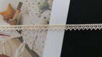 China 1cm Width Cotton Crochet Lace Trim with Delicate Pointed Scallop Edge and Soft Hand Feel for Garment Hem Trimming for sale