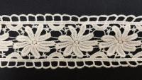 China Premium 100% Cotton Water Soluble Lace Trim with Scalloped Edge and Customizable Length for Bridal Gowns for sale
