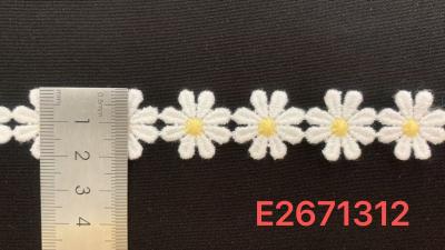 China 2cm Width Milk Yarn Water Soluble Lace Trim with Lovely Daisy Motif and Yellow Center for Kids Wear and Handmade Craft for sale