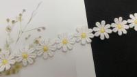 China 2cm Width Milk Yarn Water Soluble Lace Trim with Lovely Daisy Motif and Yellow Center for Kids Wear and Handmade Craft for sale