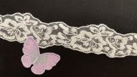 China 4cm Width Milk Yarn Lace Trim with Continuous Floral Pattern and Wavy Edge for Garment Trimming for sale