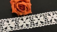 China 4.5cm Width Milk Yarn Lace Trim with Big Floral Motif and Neat Scallop Edge for Garment Decoration for sale