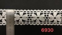 China 4.5cm Width Milk Yarn Lace Trim with Big Floral Motif and Neat Scallop Edge for Garment Decoration for sale