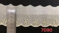 China 5.5cm Width Cotton Chicken Lace Trim with Small Floral Embroidery and Wavy Scallop Edge for Garment Trimming for sale