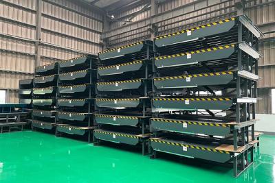 China 8 mm Thickness Outside Industrial Dock Levelers 25000-40000LBS Capacity for sale