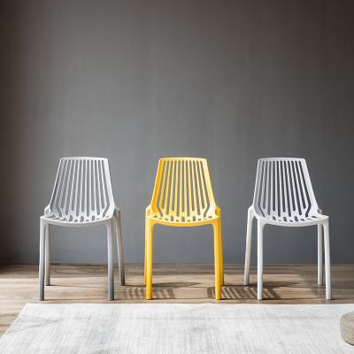 China Modern White Plastic Dining Chair Polypropylene Stackable Cafe Wedding Chair 4pcs Pack for sale