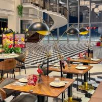 China Modern Minimalist Nordic Dining Chairs and Table Set for Coffee Shops Bars Restaurants Custom Size for sale