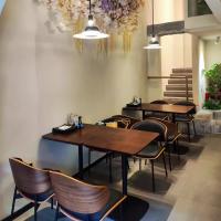 China Modern Minimalist Nordic Dining Chairs and Table Set for Coffee Shops Bars Restaurants Custom Size for sale