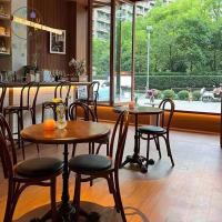 China American Retro Rustic Pub Tavern Metal Oak Wood Table and Chairs Set for Cafe Furniture Custom Size for sale