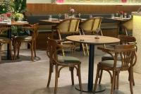 China Solid Wood Modern Design Dessert Shop Table and Chair Set Customizable for Cafe and Restaurant for sale