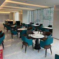 China Wholesale Modern Design Restaurant Chair with Solid Wood Frame and Leather Upholstery for Hotels and Cafes for sale