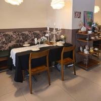 China Customized Durable Modern Eco-friendly Solid Wood Restaurant Tables Chairs for Commercial Dining for sale
